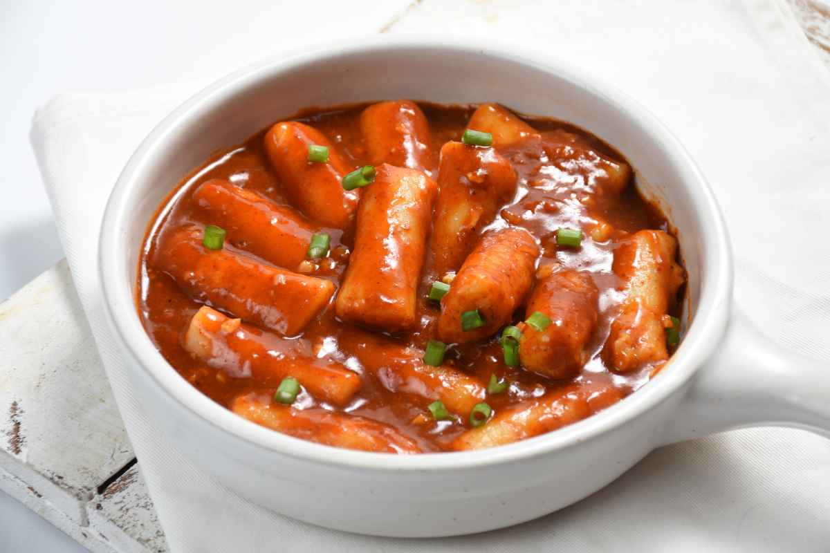 Tteokbokki: Spicy Korean Rice Cakes – Urbaki Cooking