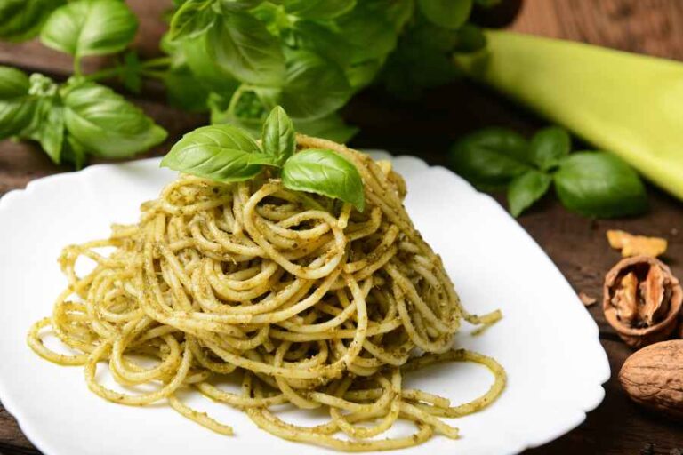 Green Goodness: Spaghetti with Kale and Walnut Pesto – Urbaki Cooking