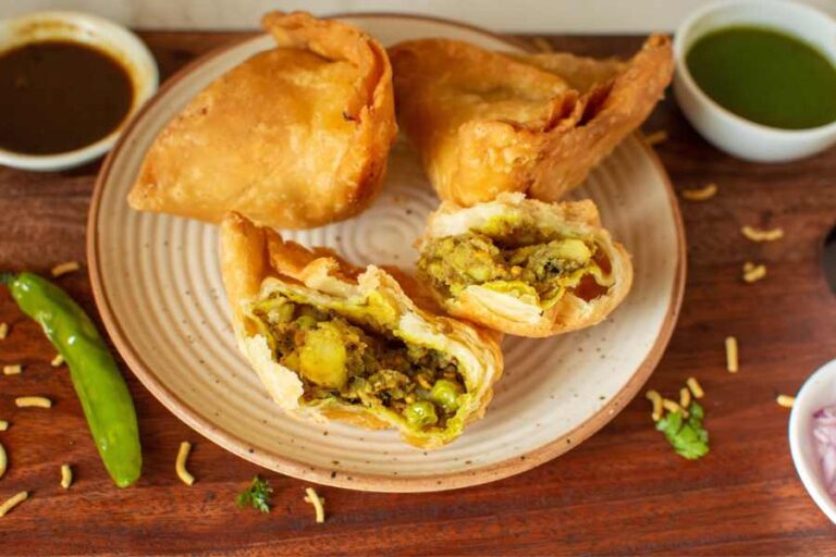 Crispy Vegetable Samosas: A Spicy Delight from India – Urbaki Cooking