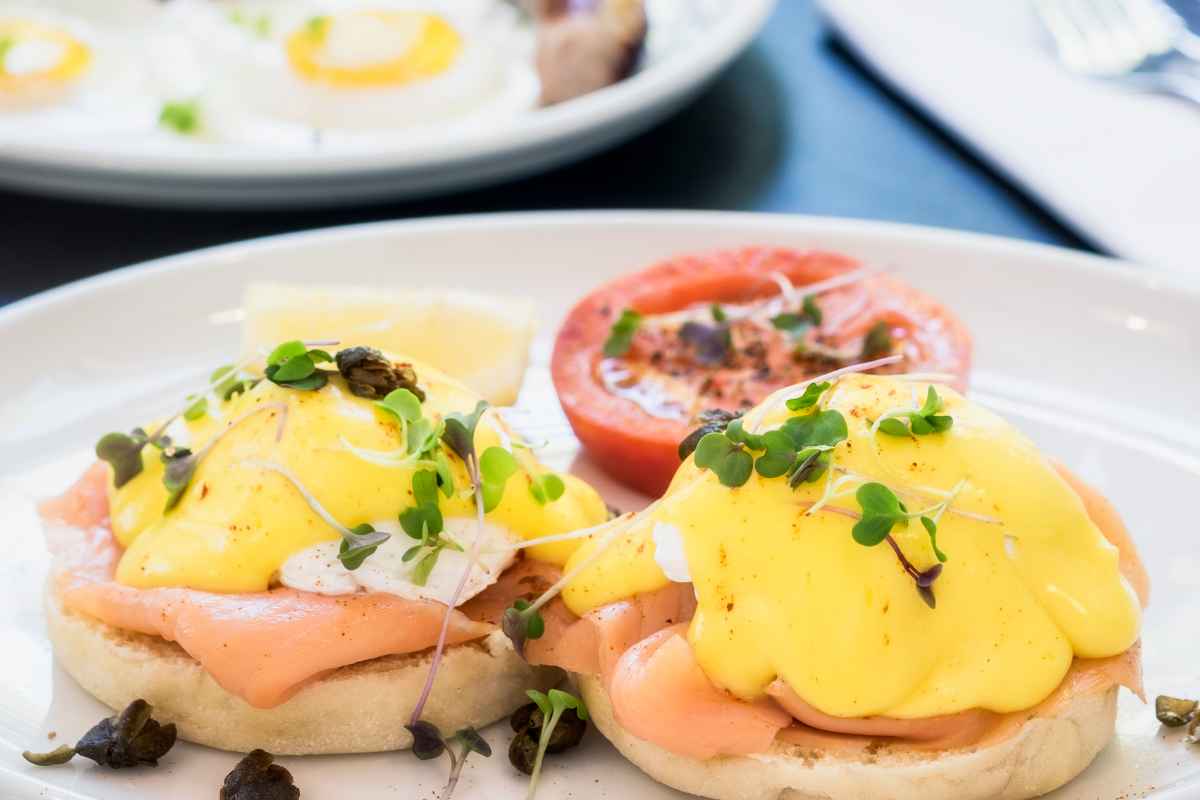 Classic Eggs Benedict: A Delicious Brunch Staple – Urbaki Cooking