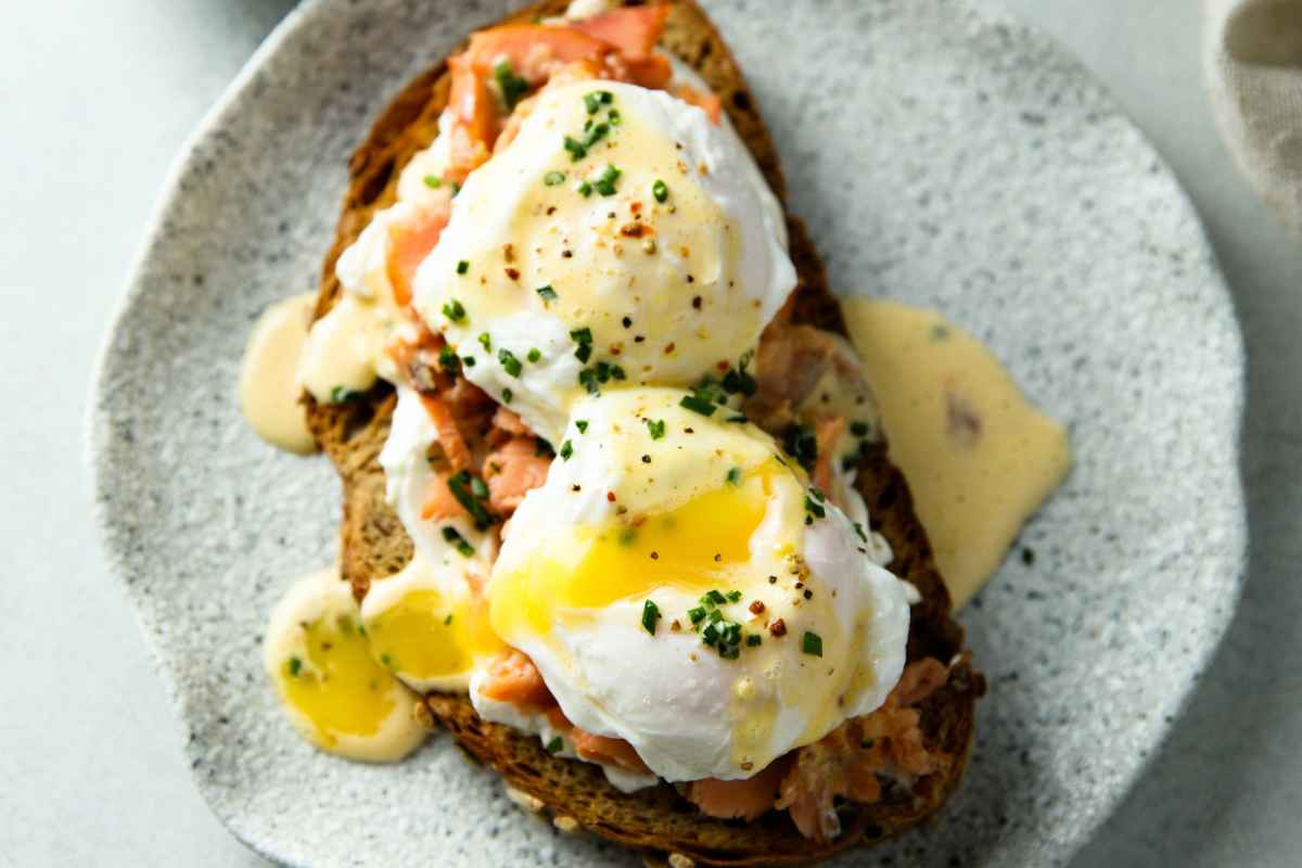 Classic Eggs Benedict: A Delicious Brunch Staple – Urbaki Cooking