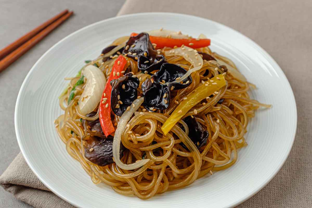 15 Minute Easy Japchae Recipe – Urbaki Cooking