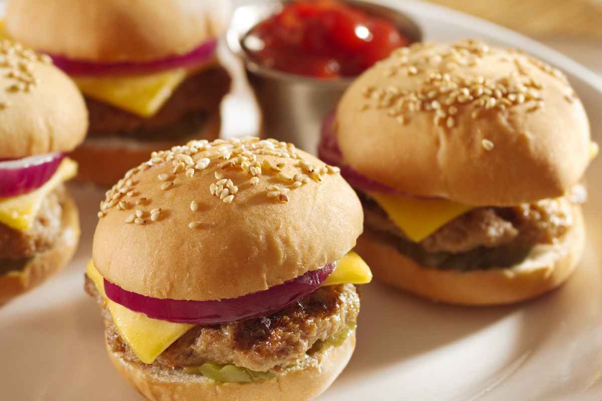 Enjoy football with this recipe! Mini Burgers with Cheddar Cheese and Bacon