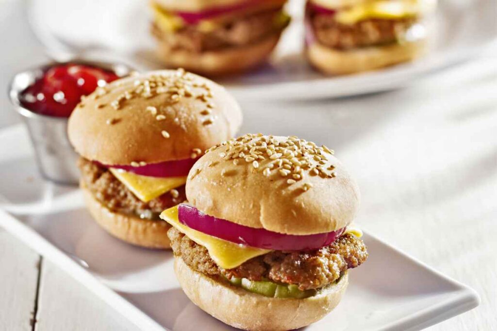 Enjoy football with this recipe! Mini Burgers with Cheddar Cheese and Bacon