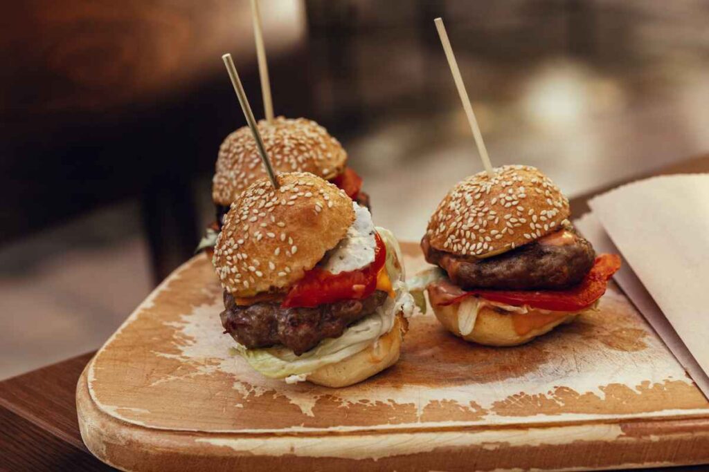 Enjoy football with this recipe! Mini Burgers with Cheddar Cheese and Bacon