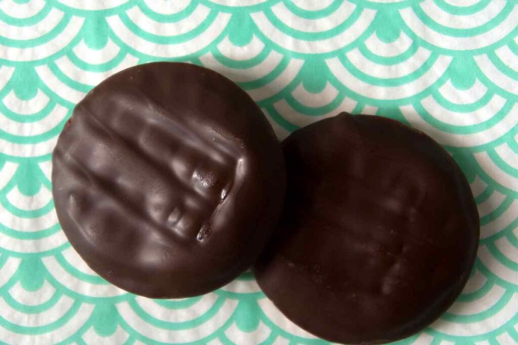 How To Make Delicious Chocolate Pilgrim Hats – Thanksgiving Snacks for ...